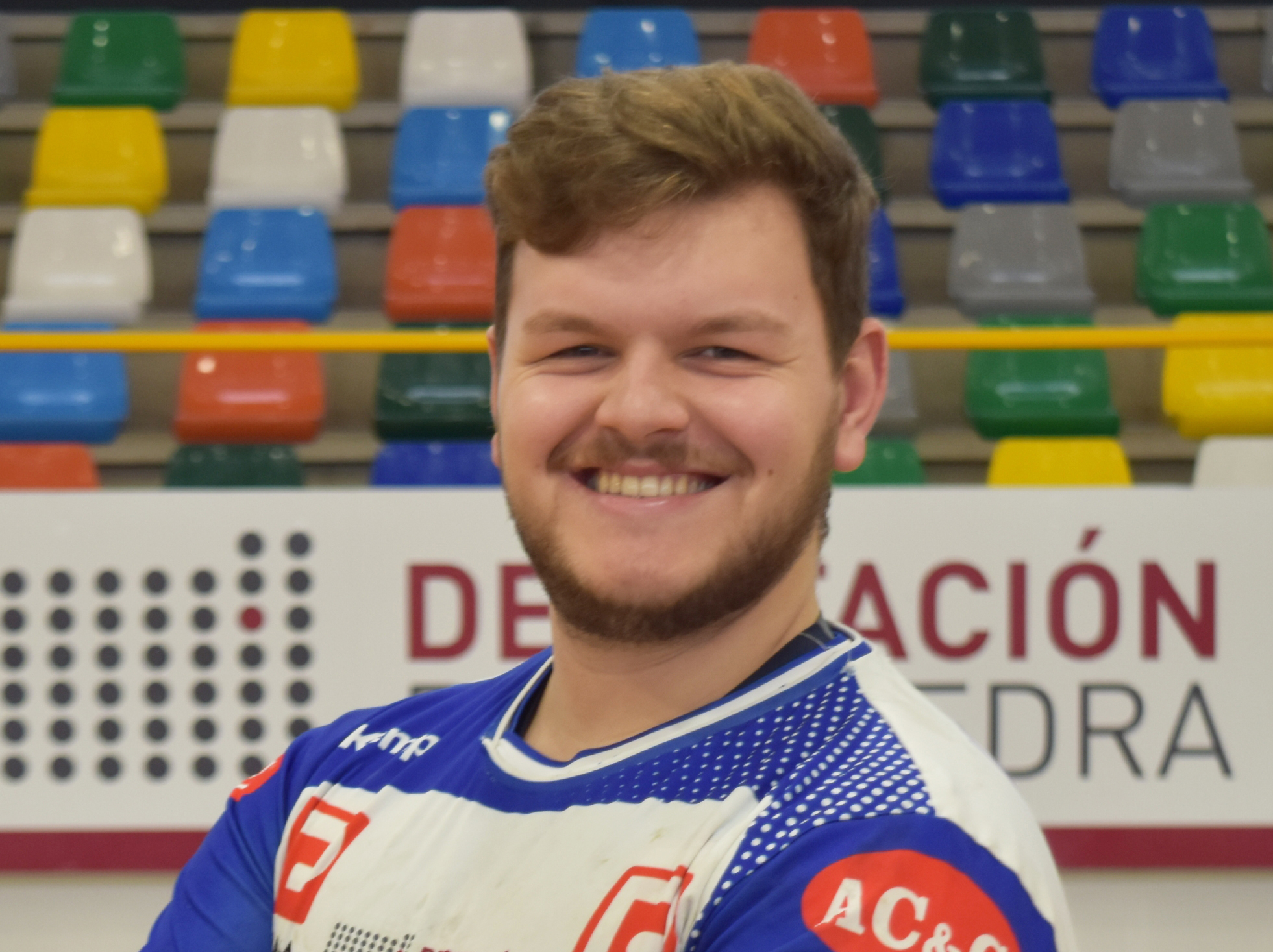 El pivote Dani Ramos también renueva – Club Cisne Balonmano
